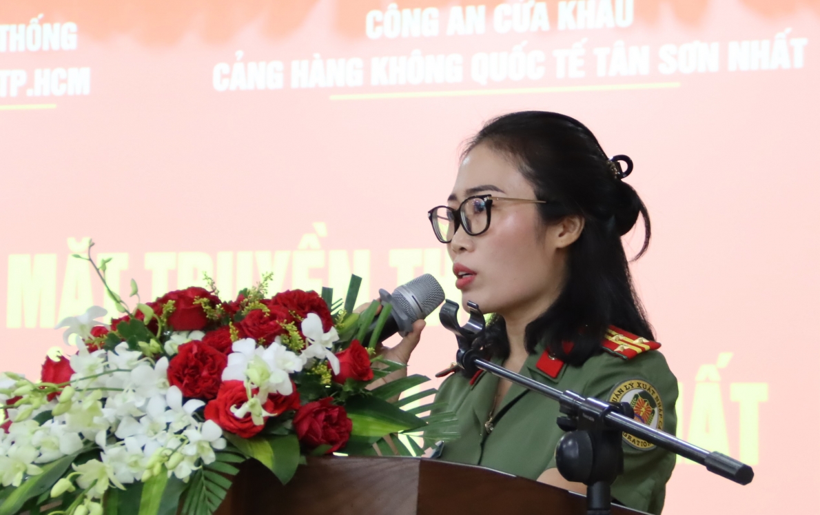 Công an Cửa khẩu Cảng hàng không quốc tế Tân Sơn Nhất: Gặp mặt truyền thống, tặng quà NCT